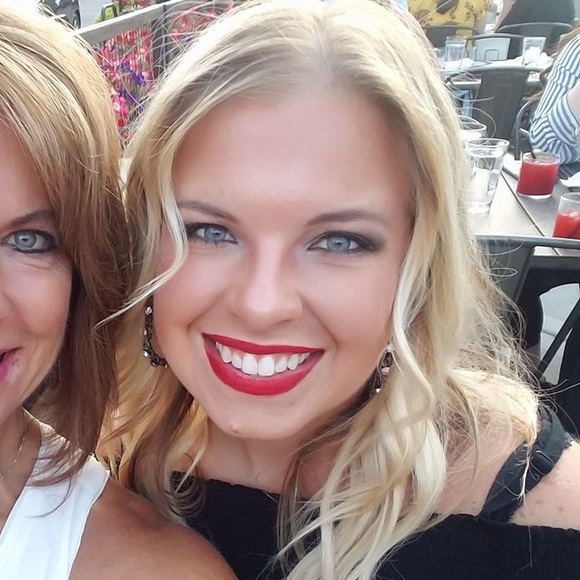 Hillary's Closet (@hillaryg13) | Poshmark